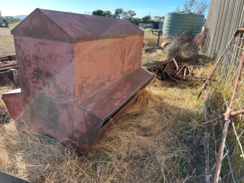 Lot 68 - Pig Feeder | AuctionsPlus