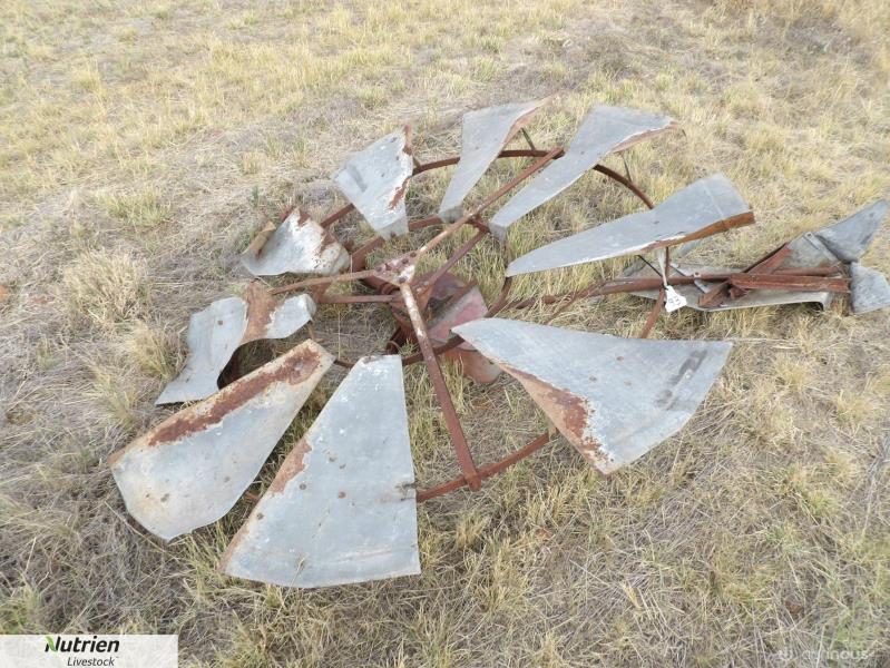 Lot 93 - Robin Windmill fan & gearbox with tail | AuctionsPlus