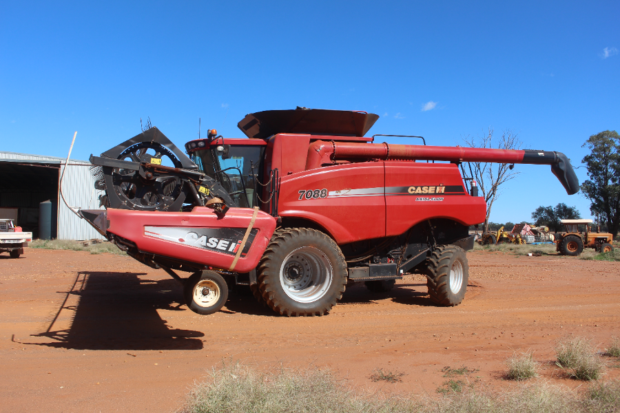 Lot 28 - 7088 Case IH Header (2010) & 40ft Macdon Front (2010 ...
