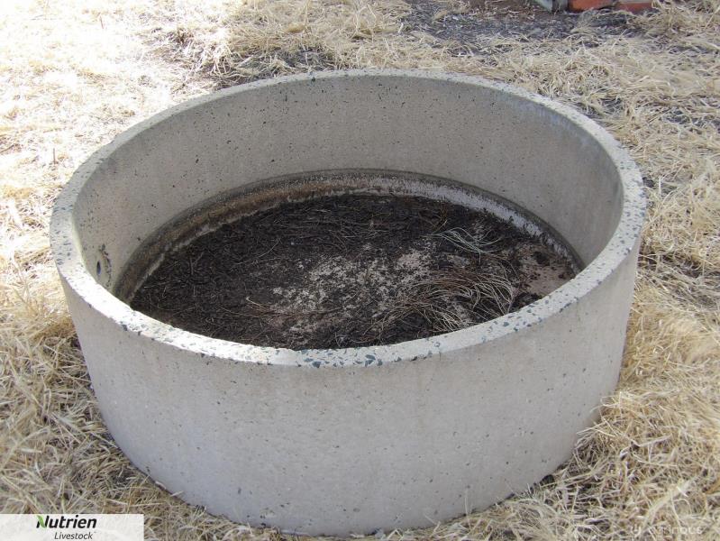 Lot 18 - Round concrete trough | AuctionsPlus