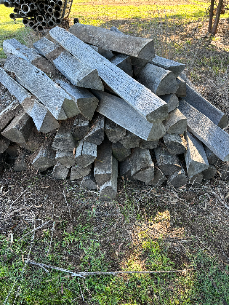 Lot 34 - Split post | AuctionsPlus