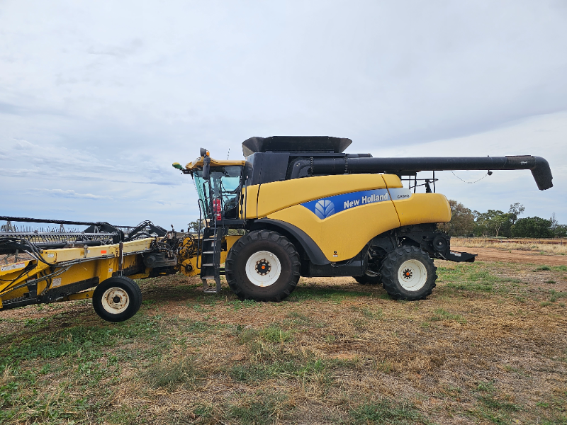 Lot 55 - CR960 NEW HOLLAND HEADER AND 40' 94C HONEYBEE FRONT | AuctionsPlus