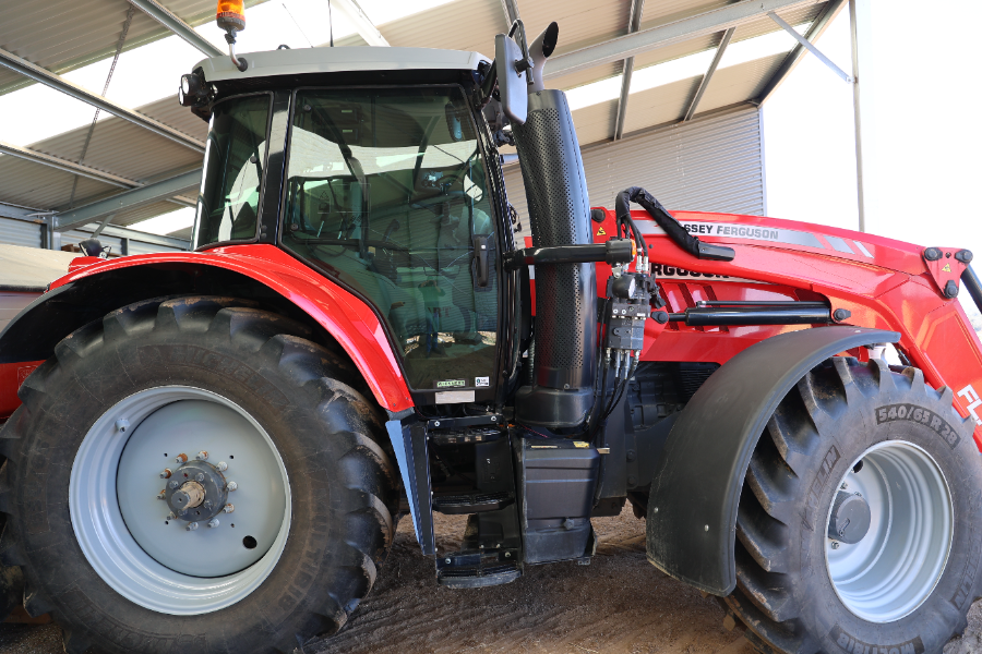 Lot 125 - Massey Ferguson 7615 Tractor and Front End Loader | AuctionsPlus