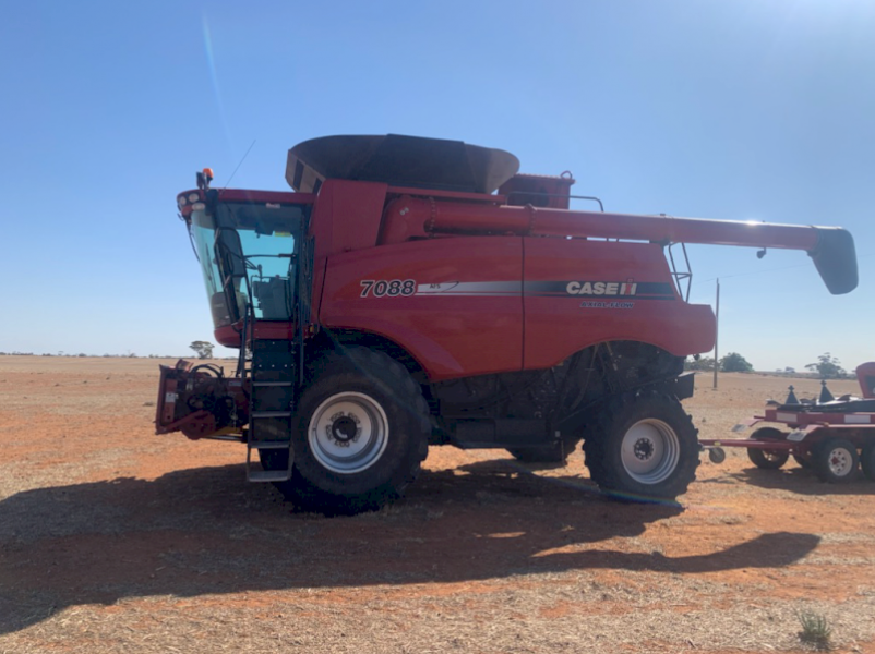 Lot 5 - 2010 Case IH 7088 Header with 40ft Front & Trailer | AuctionsPlus