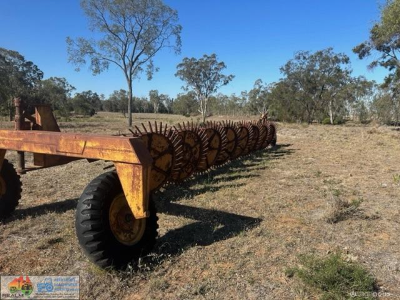 Lot 17 - (2277) PEDERICK 8 wheel stick rake | AuctionsPlus