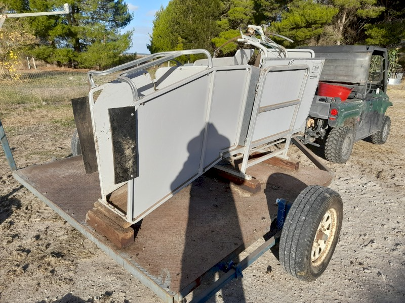 Lot 37 - Hecton Crutching Machine Sheep Handler | AuctionsPlus
