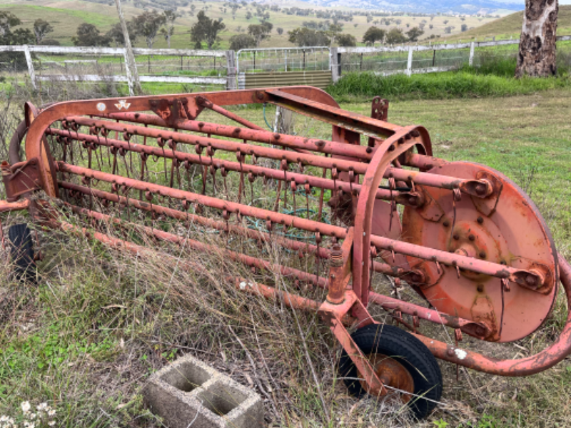 Lot 49 - 'MASSEY FERGUSON' ROLLARBAR RAKE | AuctionsPlus