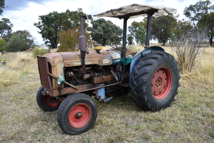 Lot 1 - Fordson Power Major tractor with blade | AuctionsPlus