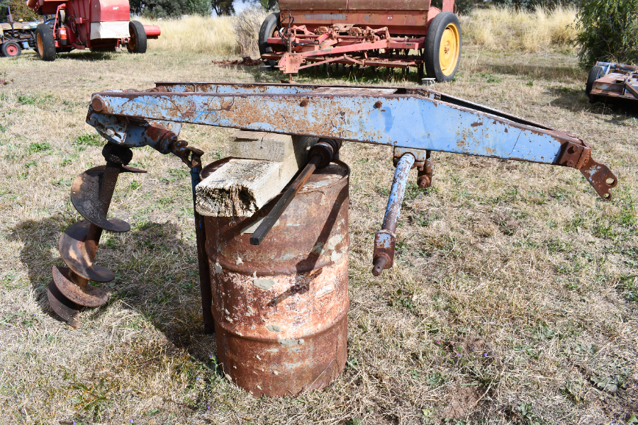 Lot 15 - 3pl post hole digger | AuctionsPlus