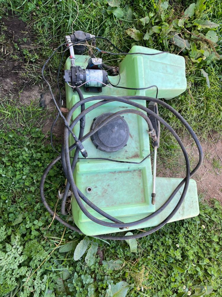 Lot 58 - 12V Spray Unit (Needs Repairs) | AuctionsPlus
