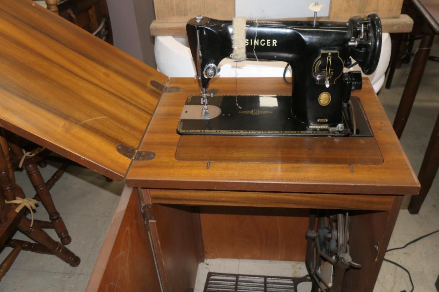 Lot 259 - Foldable Singer sewing table | AuctionsPlus