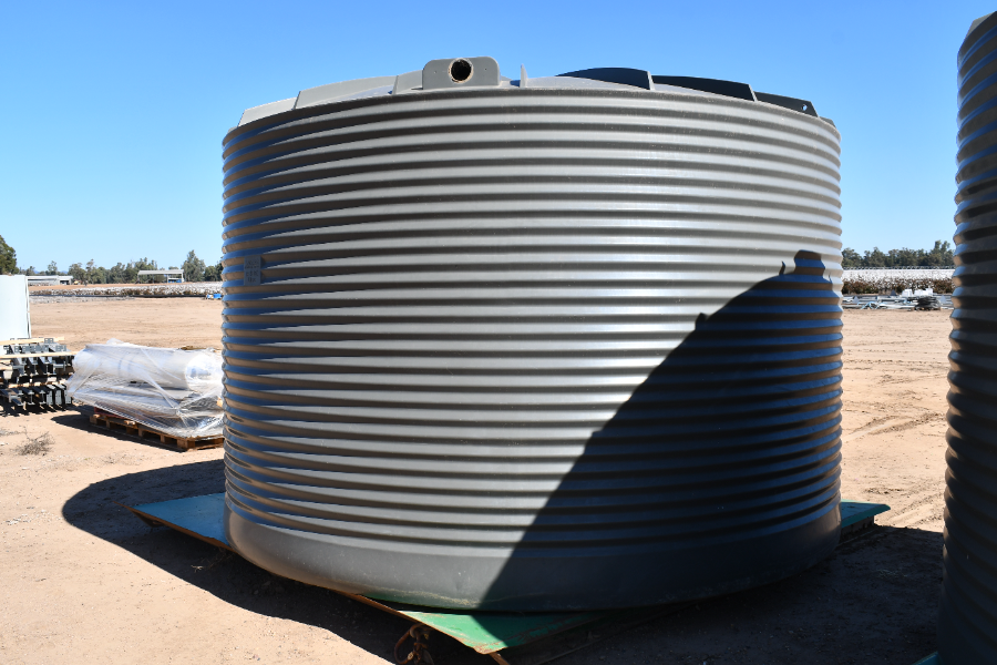 Lot 18 - 23,650lt poly water tank (small hole) | AuctionsPlus
