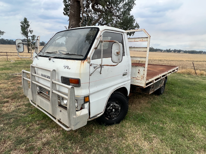 Lot 50 - 81 Isuzu 2.8 diesel, TL. Starts but done the big end bearings ...