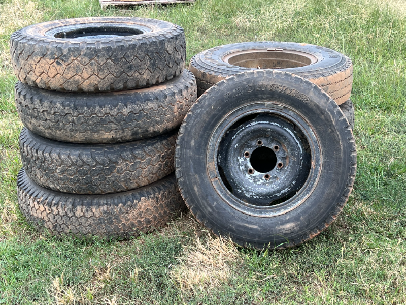 Lot 71 - 8 x Land Cruiser split rims with various tyres | AuctionsPlus