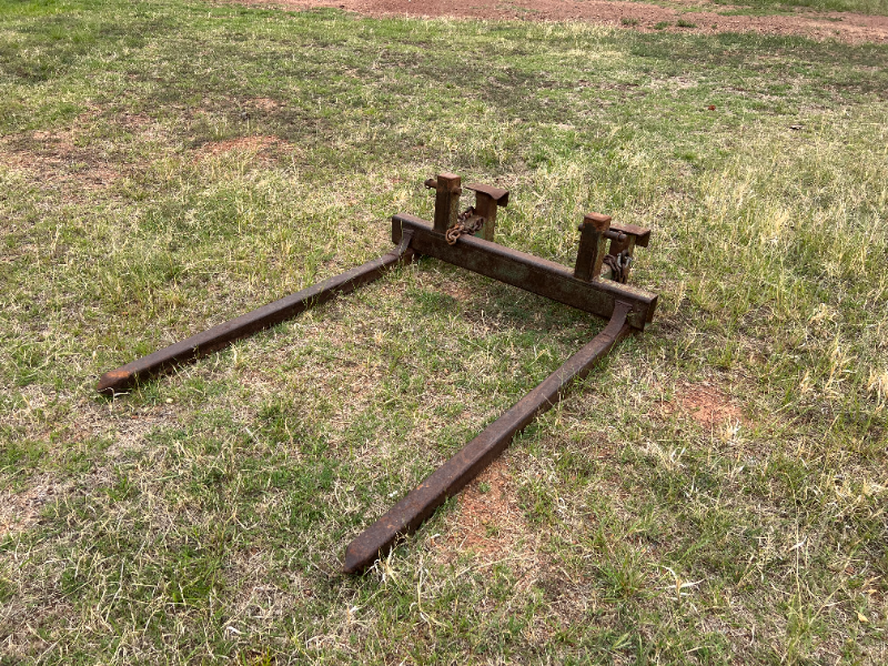 Lot 88 - Round bale hay forks with 3 point linkage | AuctionsPlus