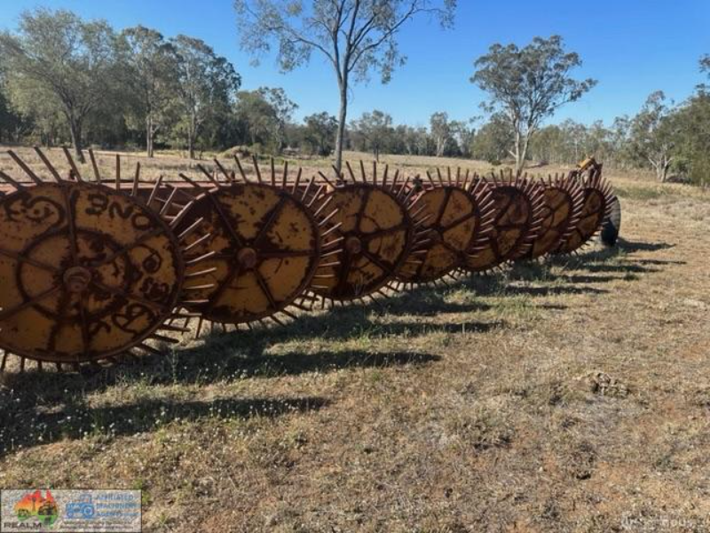 Lot 23 - (2277) PEDERICK 8 wheel stick rake | AuctionsPlus