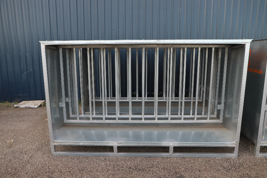 Lot 22 - Boyd Hay Feeder Standard | AuctionsPlus