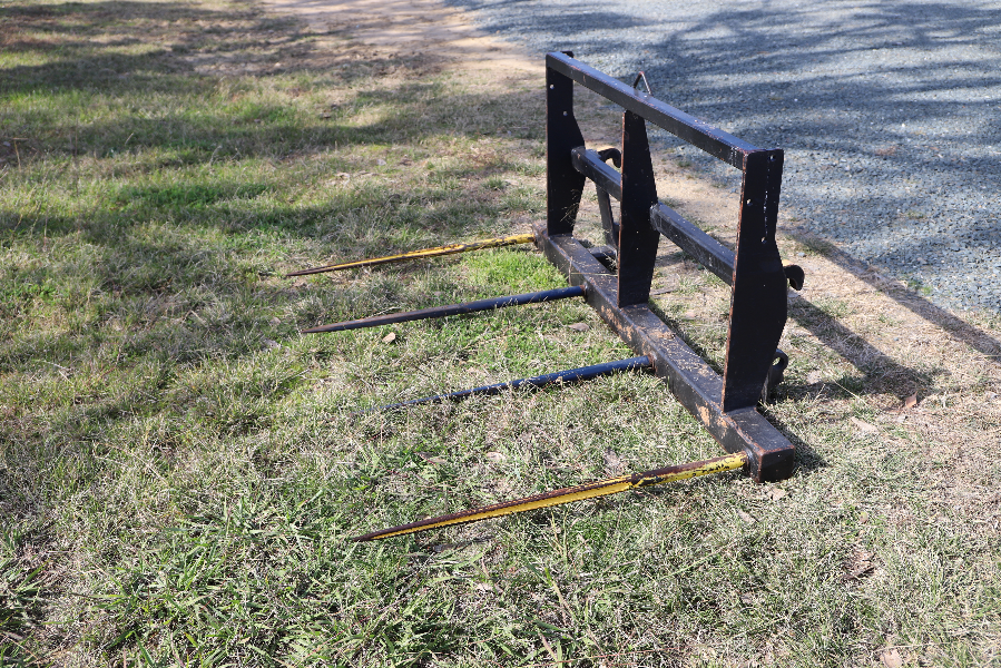 Lot 63 - Hay Forks | AuctionsPlus