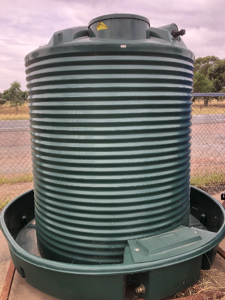Lot 43 - Polymaster Water Tank & Trough | AuctionsPlus