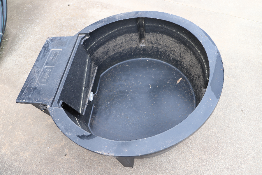 Lot 40 - Polymaster 220L Trough | AuctionsPlus