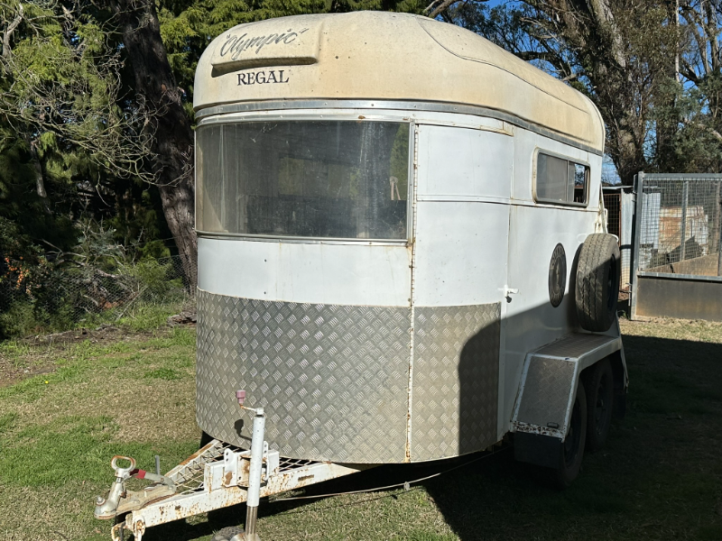 Lot 15 - 1983 Regal Deluxe Horse Float | AuctionsPlus
