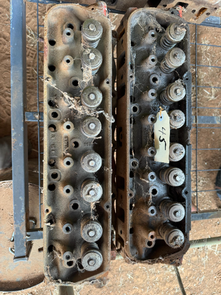 Lot 45 - V8 engine heads | AuctionsPlus