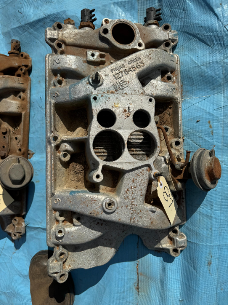 Lot 87 - V8 intake manifold | AuctionsPlus