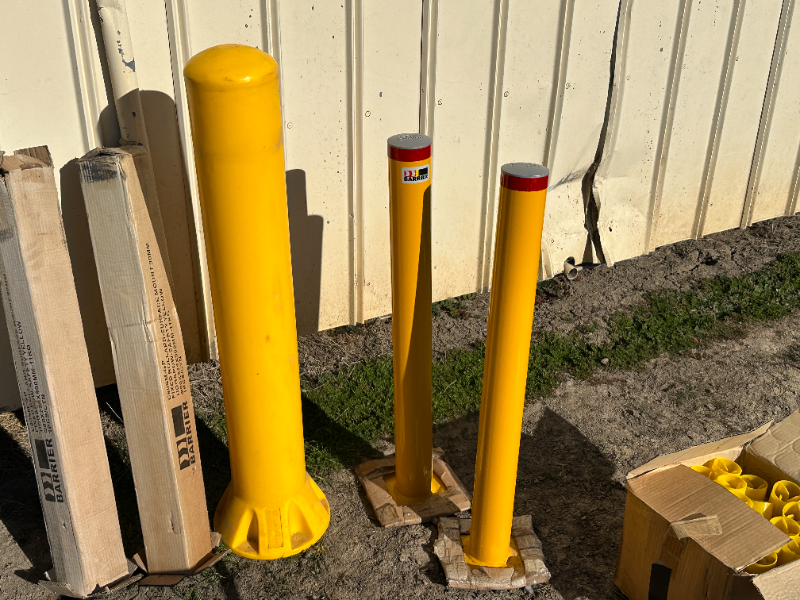 Lot 33 - Bollards | AuctionsPlus