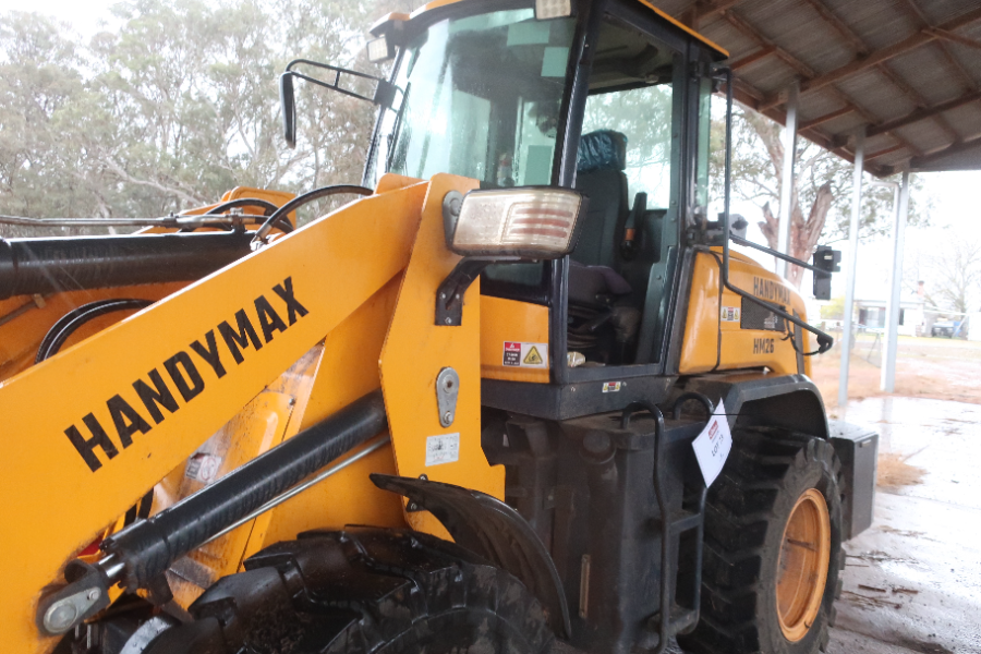 Lot 73 - HANDY MAX Loader HM26. Including – Pallet Forks, Hay Forks, 3 ...