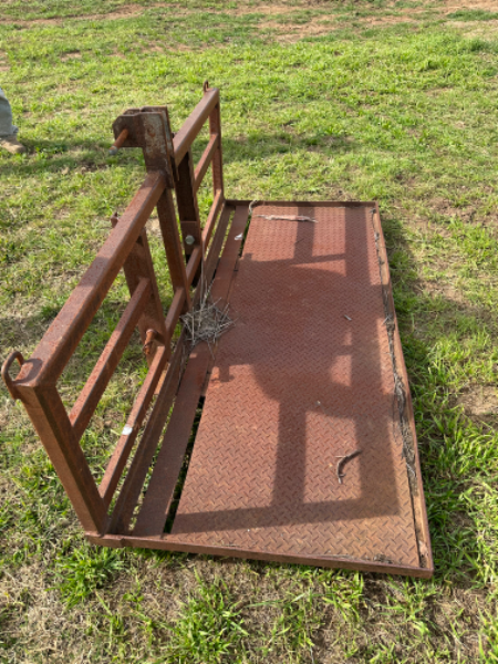 Lot 42 - 3 POINT LINKAGE CARRYALL | AuctionsPlus
