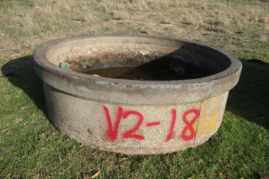 Lot 115 - Round Trough 1900mm (W) x 570mm (D) | AuctionsPlus
