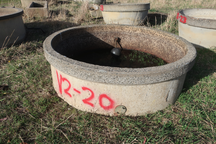 Lot 117 - Round Trough 1900mm (W) x 570mm (D) | AuctionsPlus