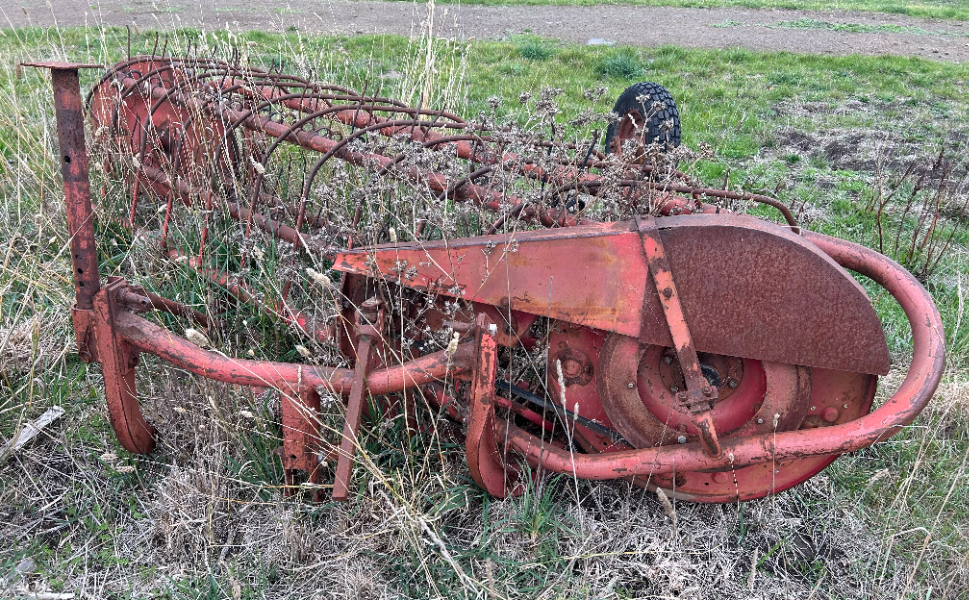 Lot 117 - Roller Bar Rake | AuctionsPlus