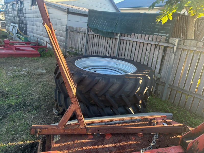 Lot 7 - HOME MADE TRACTOR JIB | AuctionsPlus