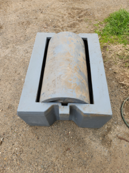 Lot 65 - MOLASSES LICK FEEDER | AuctionsPlus