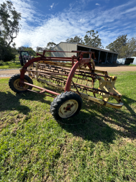 Lot 48 - NEW HOLLAND HAY RAKE | AuctionsPlus