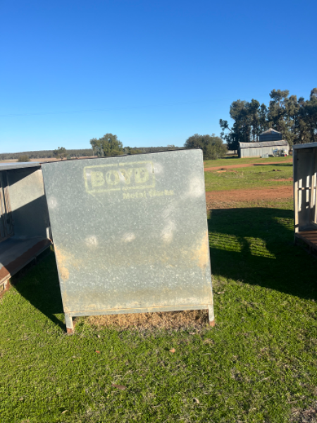 Lot 43 - Boyd Hay Feeder | AuctionsPlus
