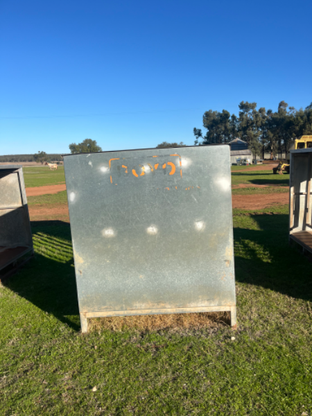 Lot 31 - Boyd Hay Feeder | AuctionsPlus