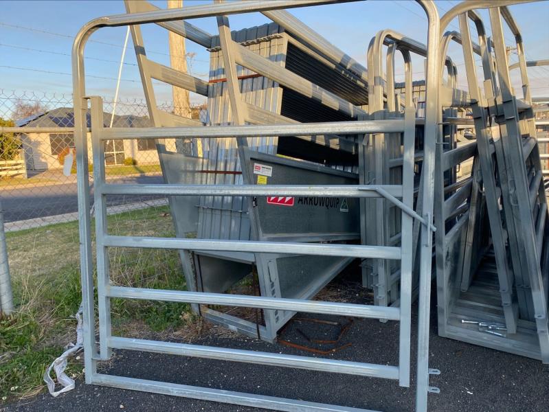 Lot 112 - 2x Arro Gate XPE 5 Bar 66x44 2.1m | AuctionsPlus