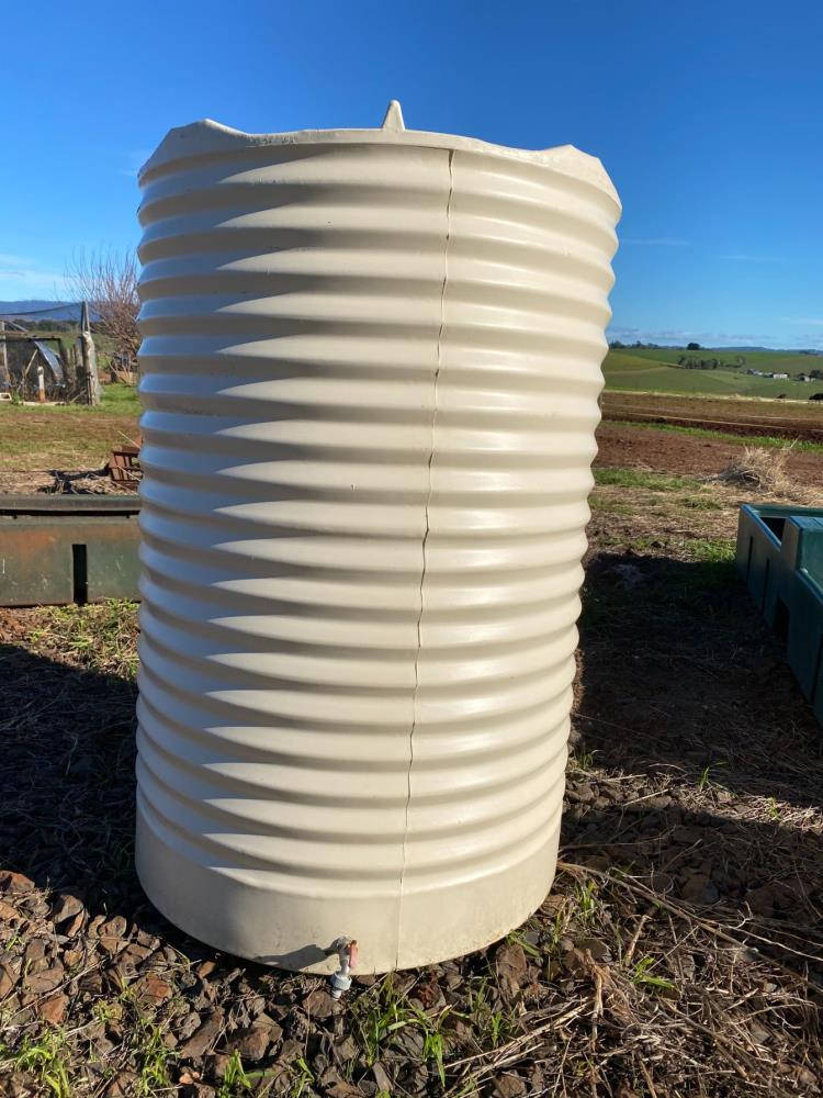 Lot 36 - Orion 1000L Poly Tank | AuctionsPlus