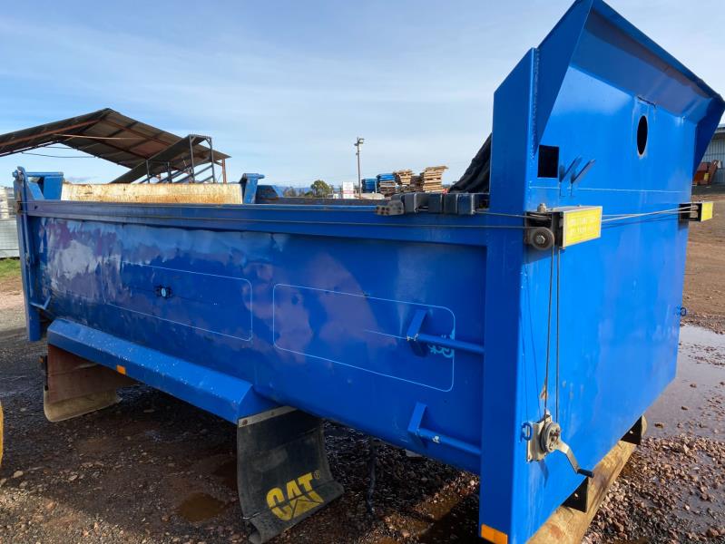 Lot 61 - 10 Yard Truck Body w/ Hoist (Slight Weep) | AuctionsPlus