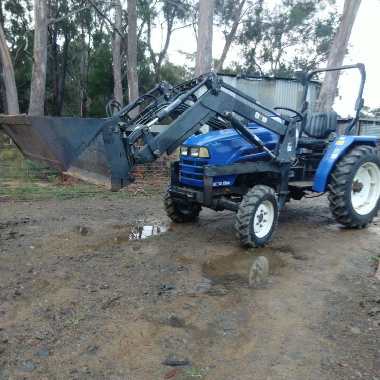 Lot 65 - Agricat 30hp 4WD Tractor | AuctionsPlus