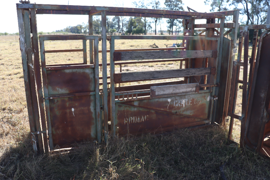 Lot 26 - Primac cattle crush head bale | AuctionsPlus