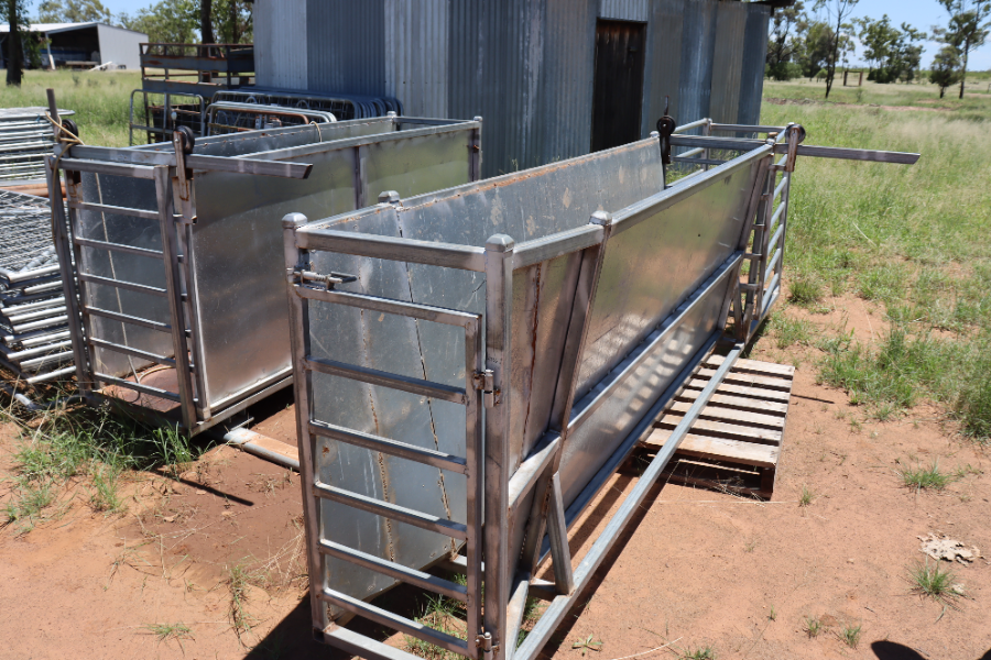 Lot 26.1 - Sheep/Goat 3 way draft, scale cage and weigh bars | AuctionsPlus
