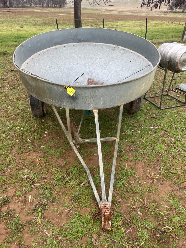 Lot 16 - Feed Cart | AuctionsPlus