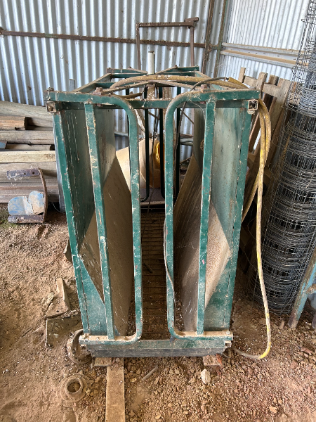 Lot 99 - Heavy duty sheep and lamb scales | AuctionsPlus