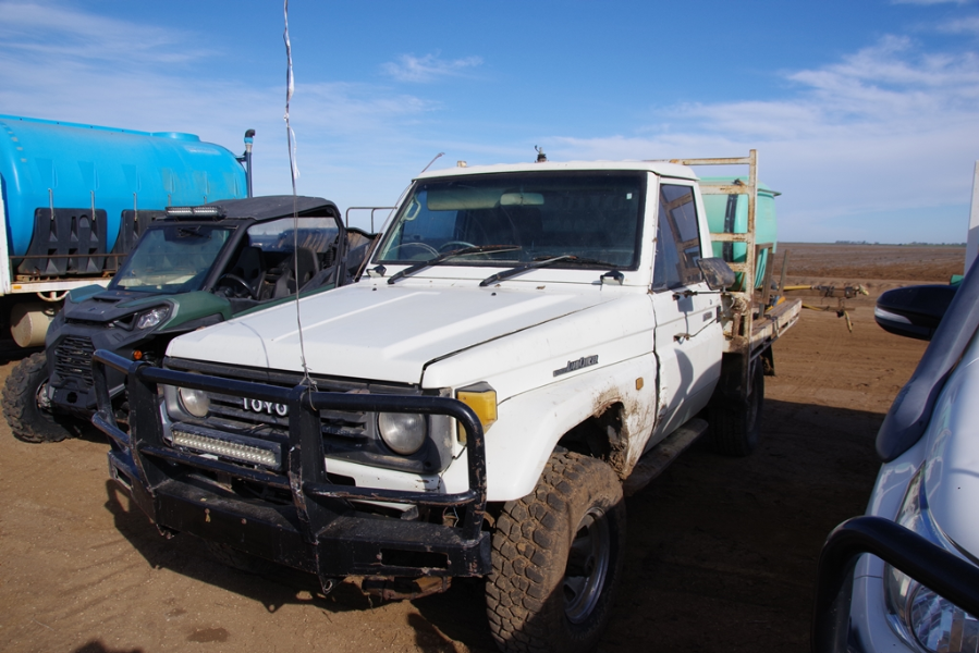 Lot 22 - 1993 Toyota Landcruiser ute with 1,200L tank & pump & boom ...