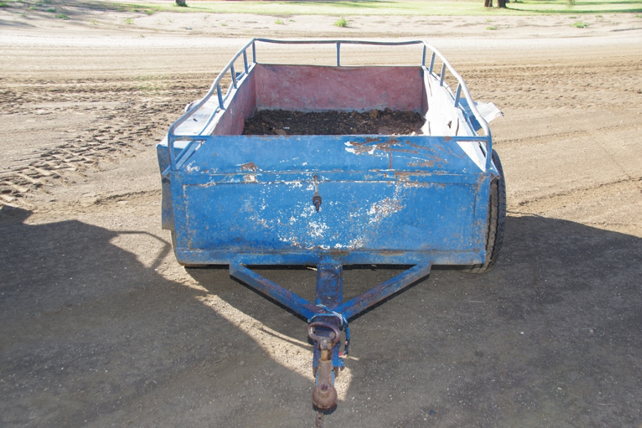 Lot 27 - Bogie axle farm trailer | AuctionsPlus