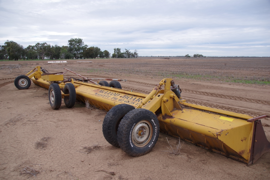 Lot 41 - 40' McLeods grader board | AuctionsPlus