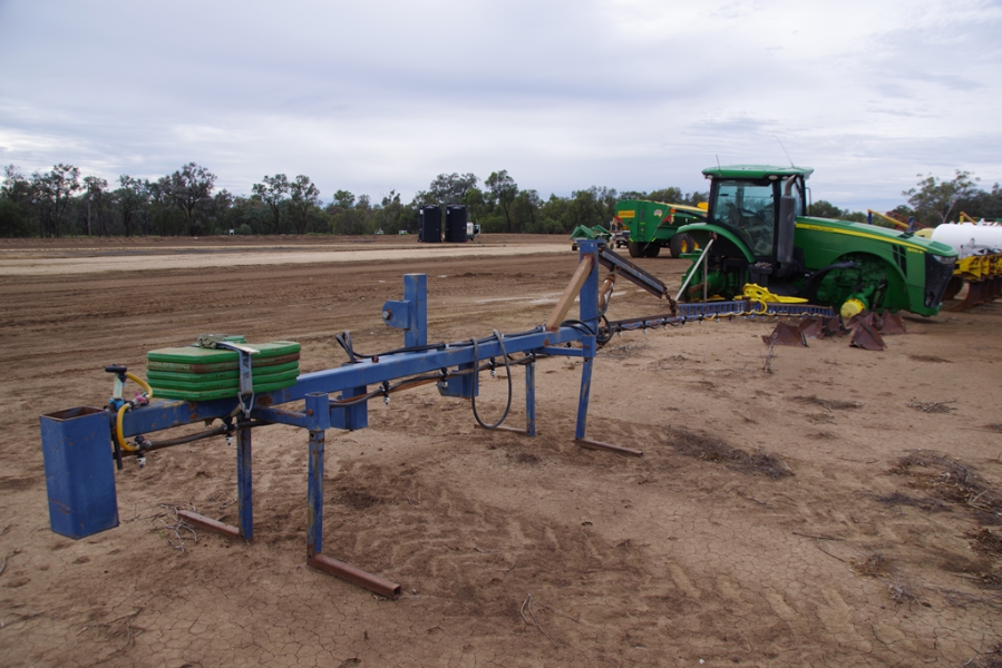 Lot 50 - 11m 3PL channel sprayer | AuctionsPlus